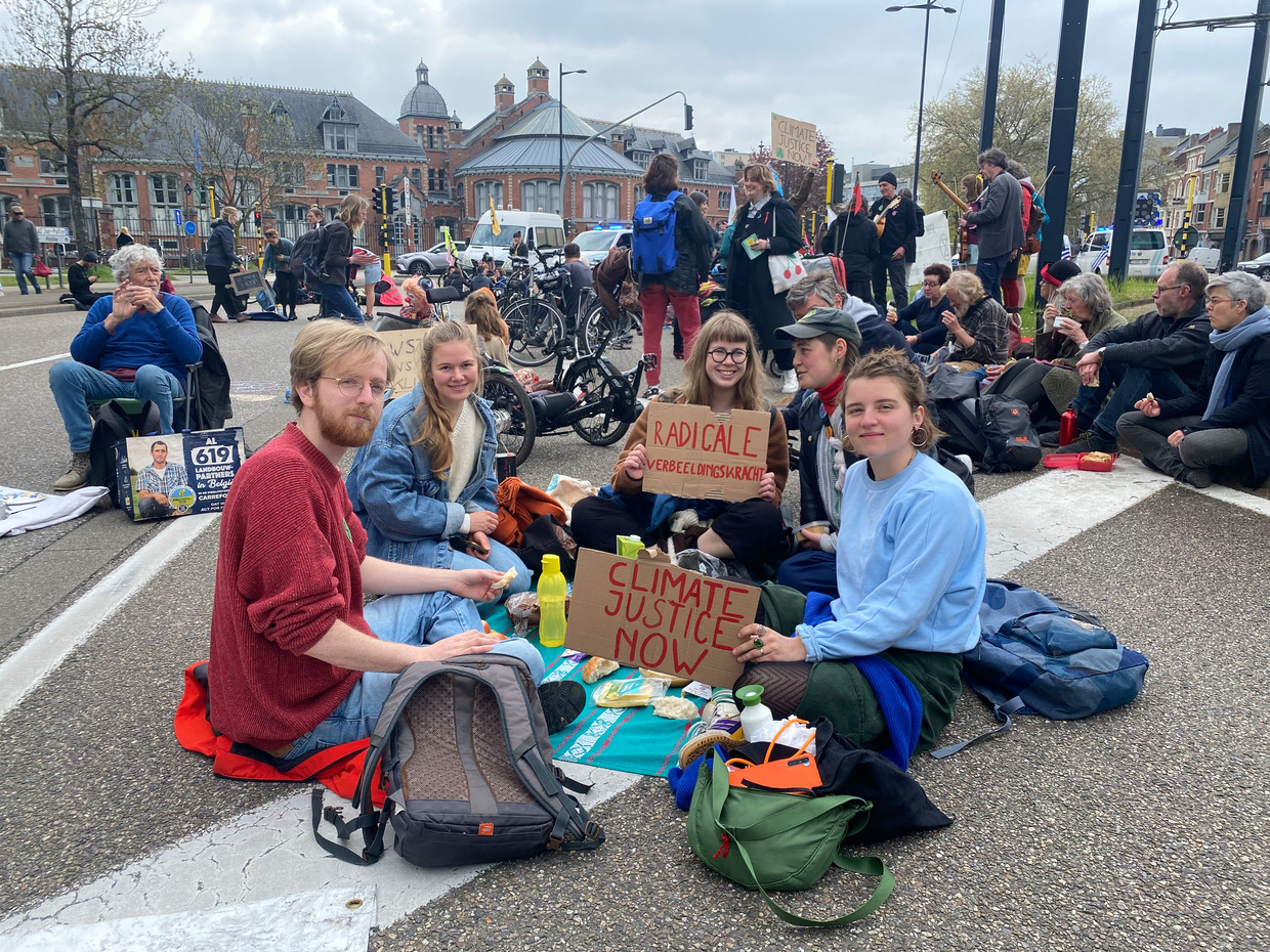 175 milieu-activisten blokkeren ring van Gent voor klimaatprotest