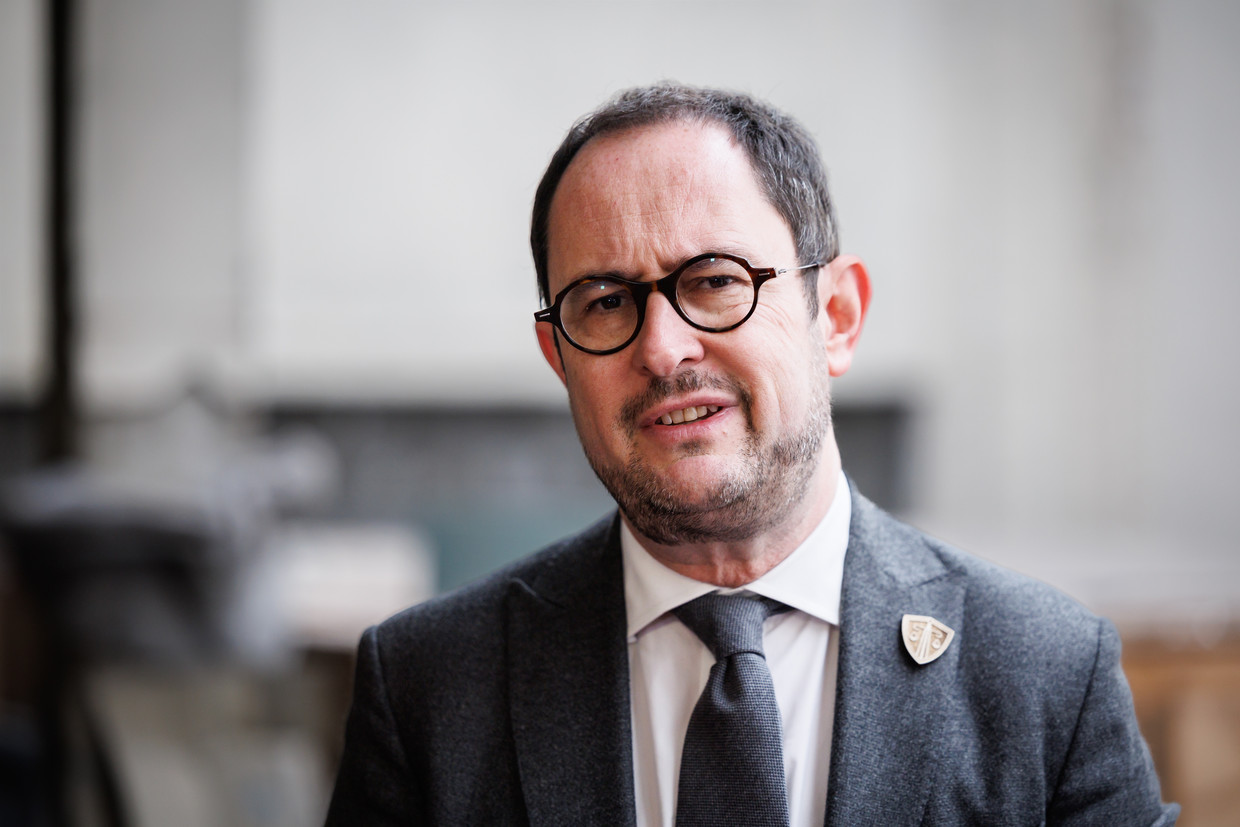 Van Quickenborne te zien op beelden na plasincident tegen politiecombi ...