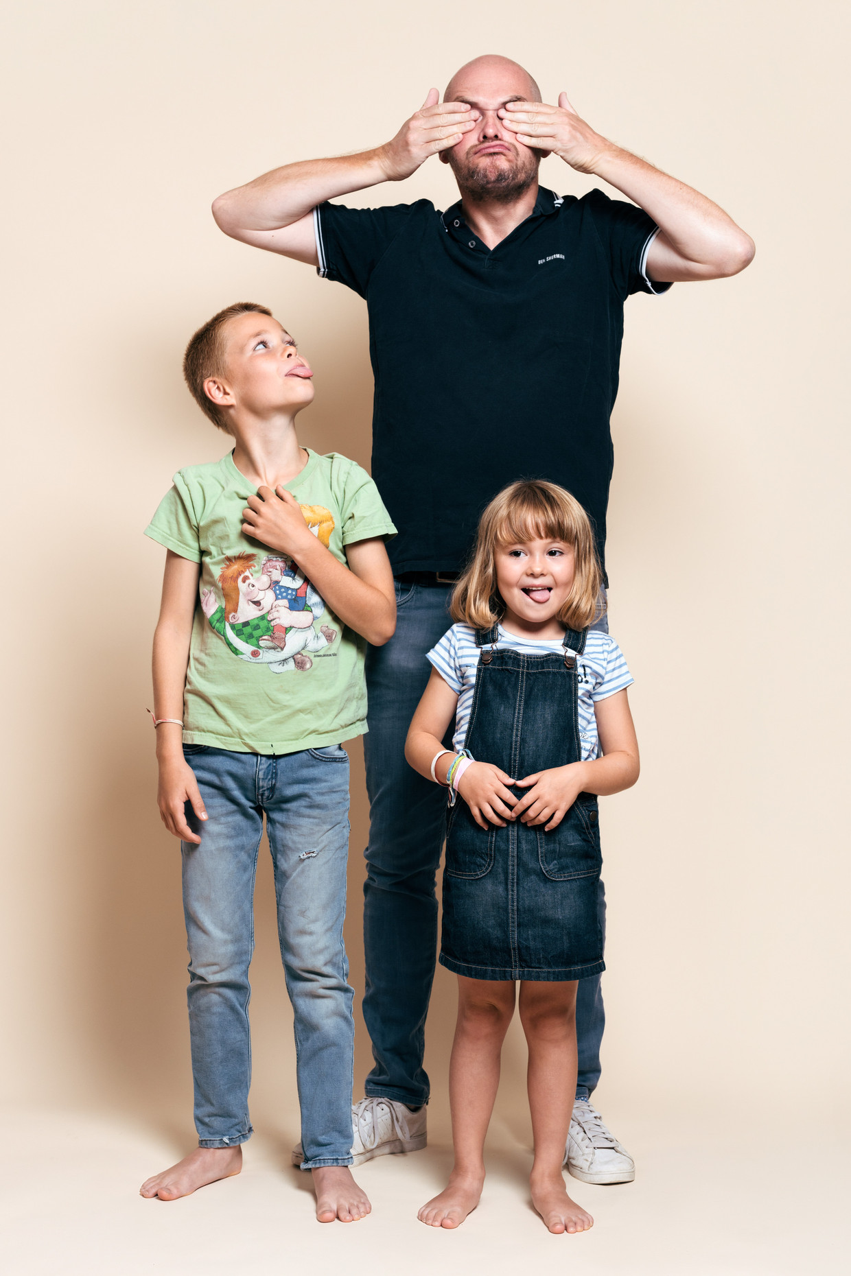 Iedereen, groot en klein, staat juichend rond de verlegen jongen die je ...