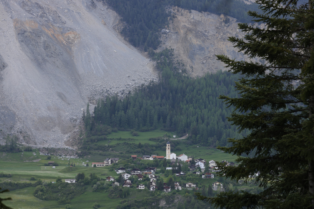 Deel rotsmassa stort neer en mist Zwitsers bergdorpje op een haar na ...