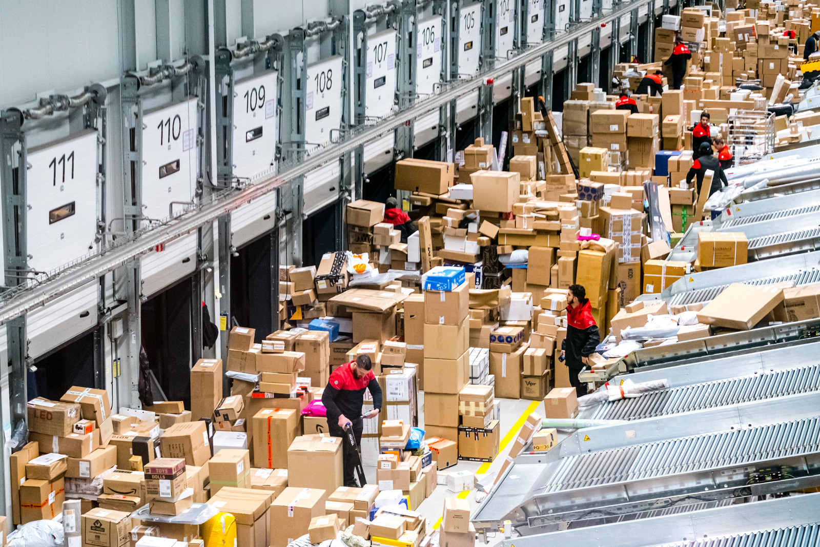 ‘Wie om het milieu geeft, bestelt het beste zijn pakjes online’: is online winkelen echt duurzamer?