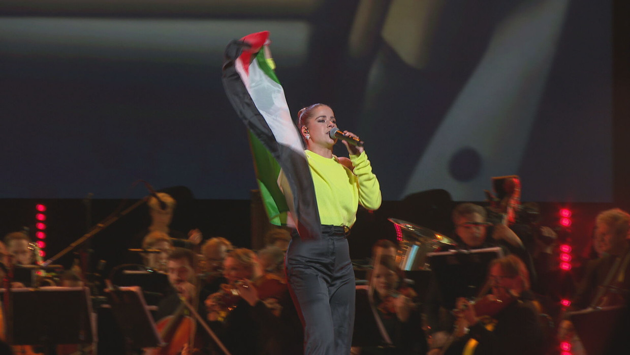 Laura Tesoro zwaait de Palestijnse vlag tijdens live-event | De Morgen