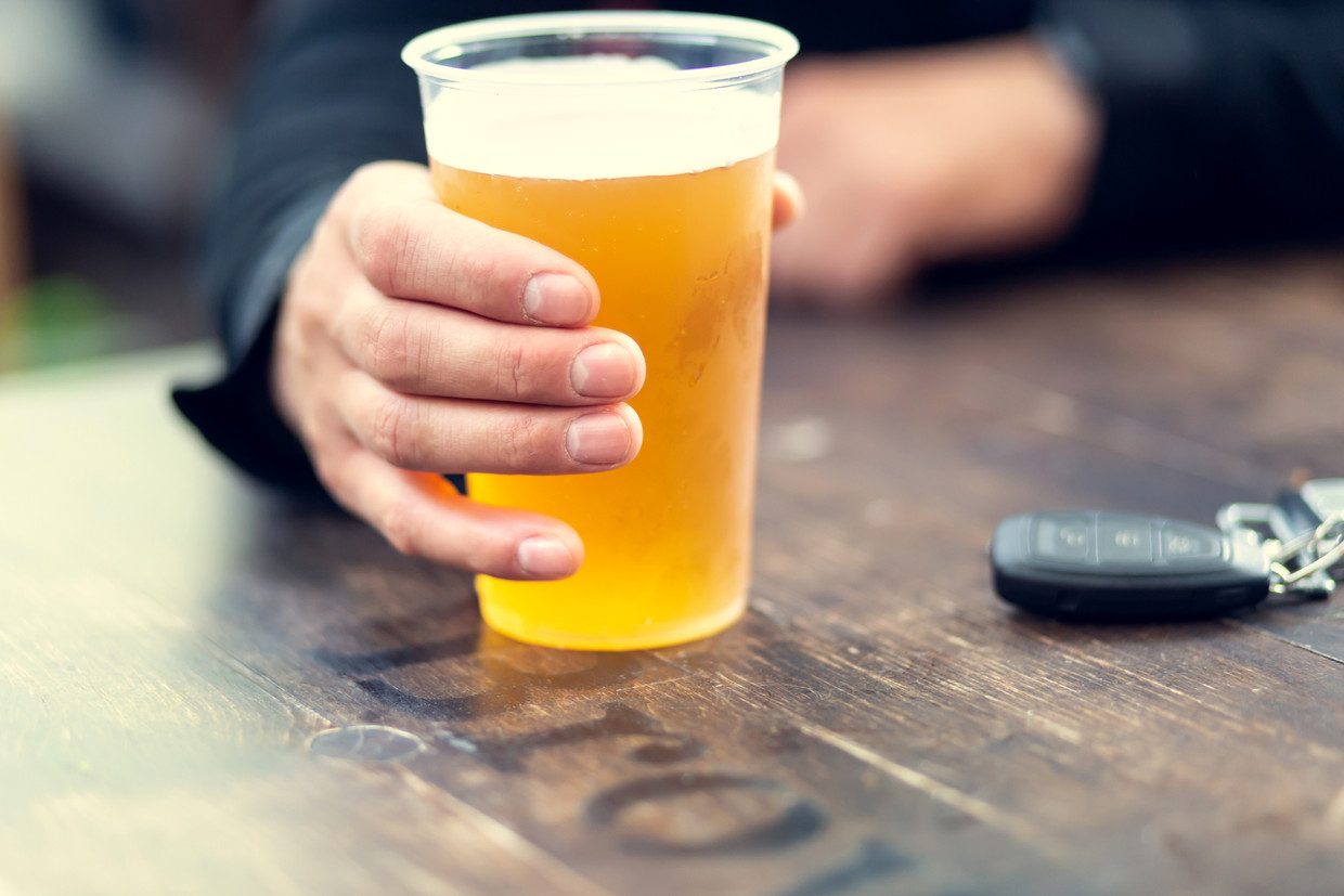 Brusselse agent gaat pintje drinken en vergeet dienstwapen op café