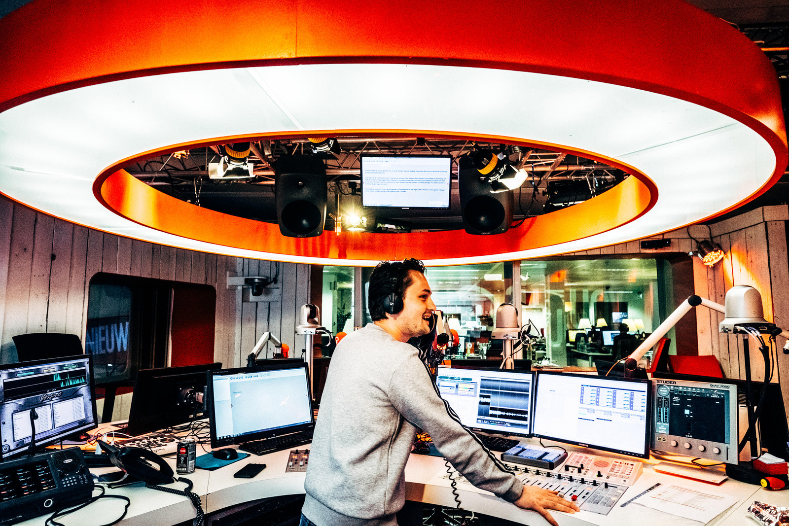 Welke drie zenders krijgen felbegeerde FM-frequentie? Bibberen voor ...