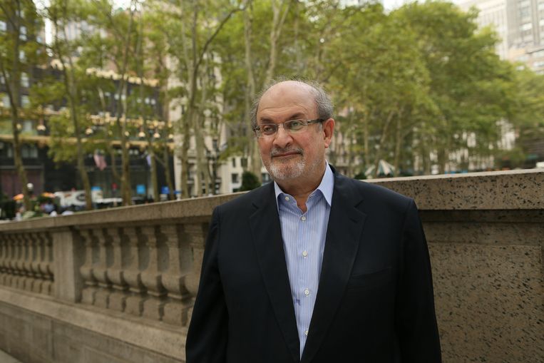 Na de aanslag, het nieuwe boek van Salman Rushdie: ‘Hij heeft zijn oog ...