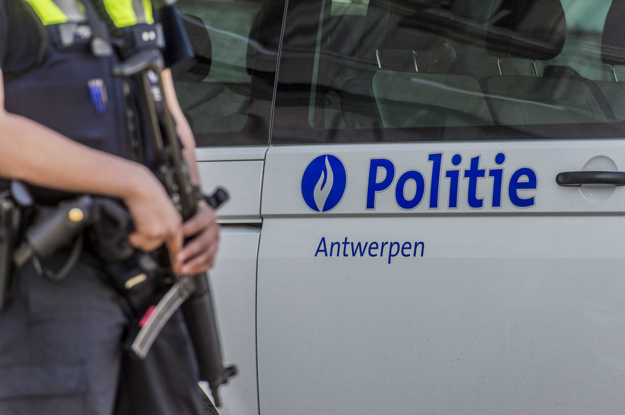 Hoe moet de politie reageren op geweld? "Eerst praten, dan een wapen"