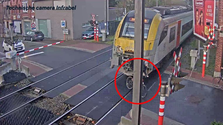 Infrabel deelt heftige beelden van fietser (15) die slagboom negeert en ...
