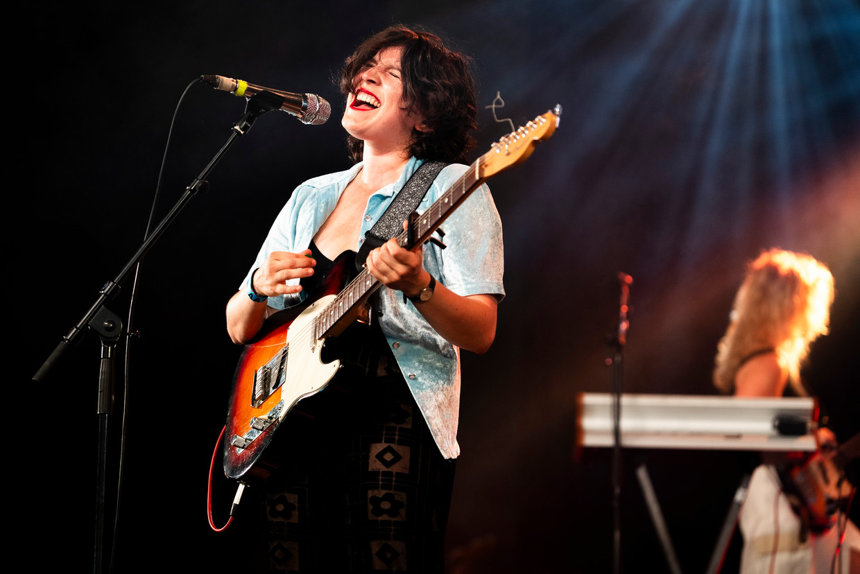 ‘Met de stem van een engel en helrode danspasjes walste Adigéry zich zo in de Herkse harten ...