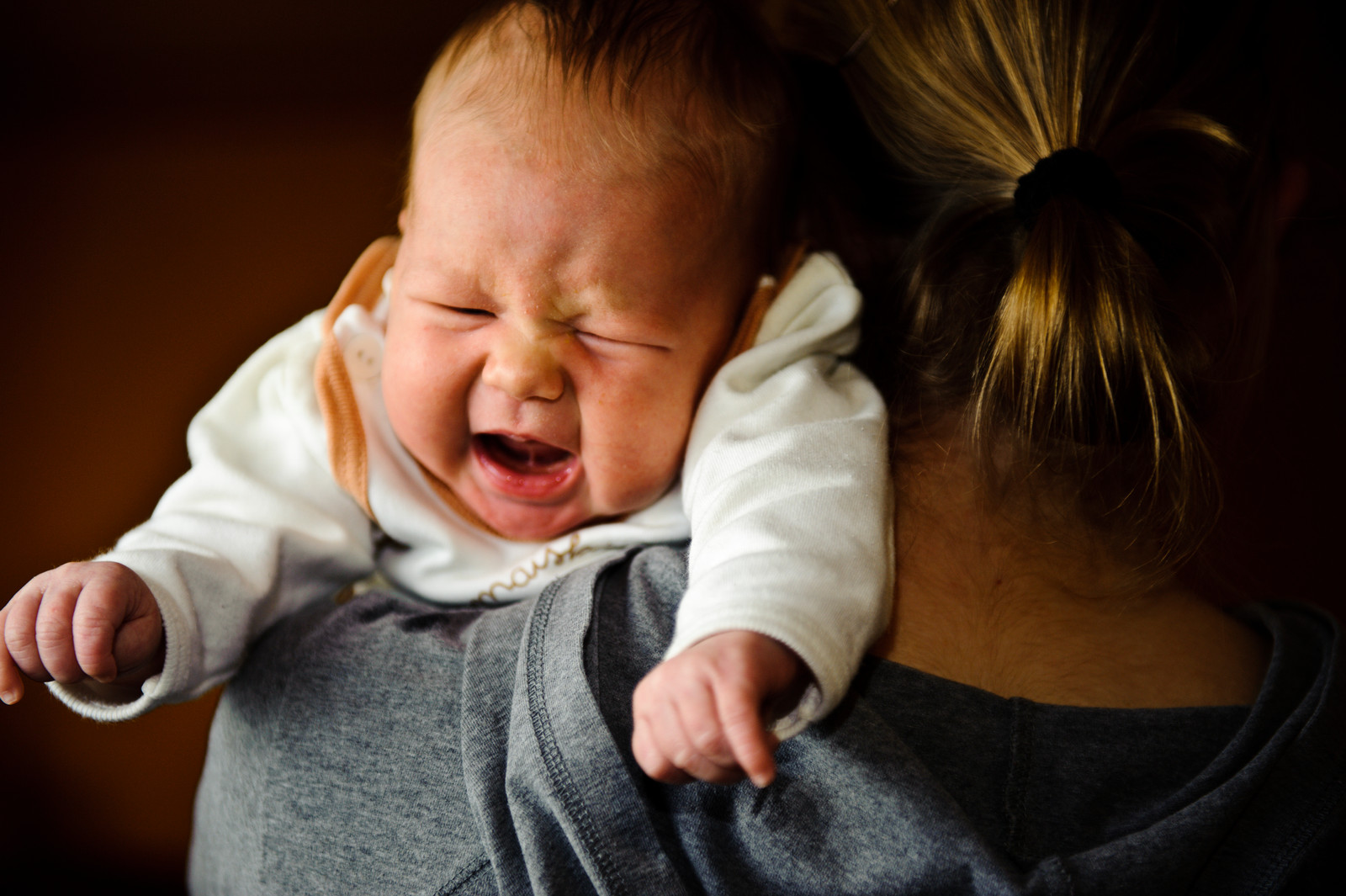 Eindelijk bewezen: dit is hoe je een huilende baby het beste in slaap ...