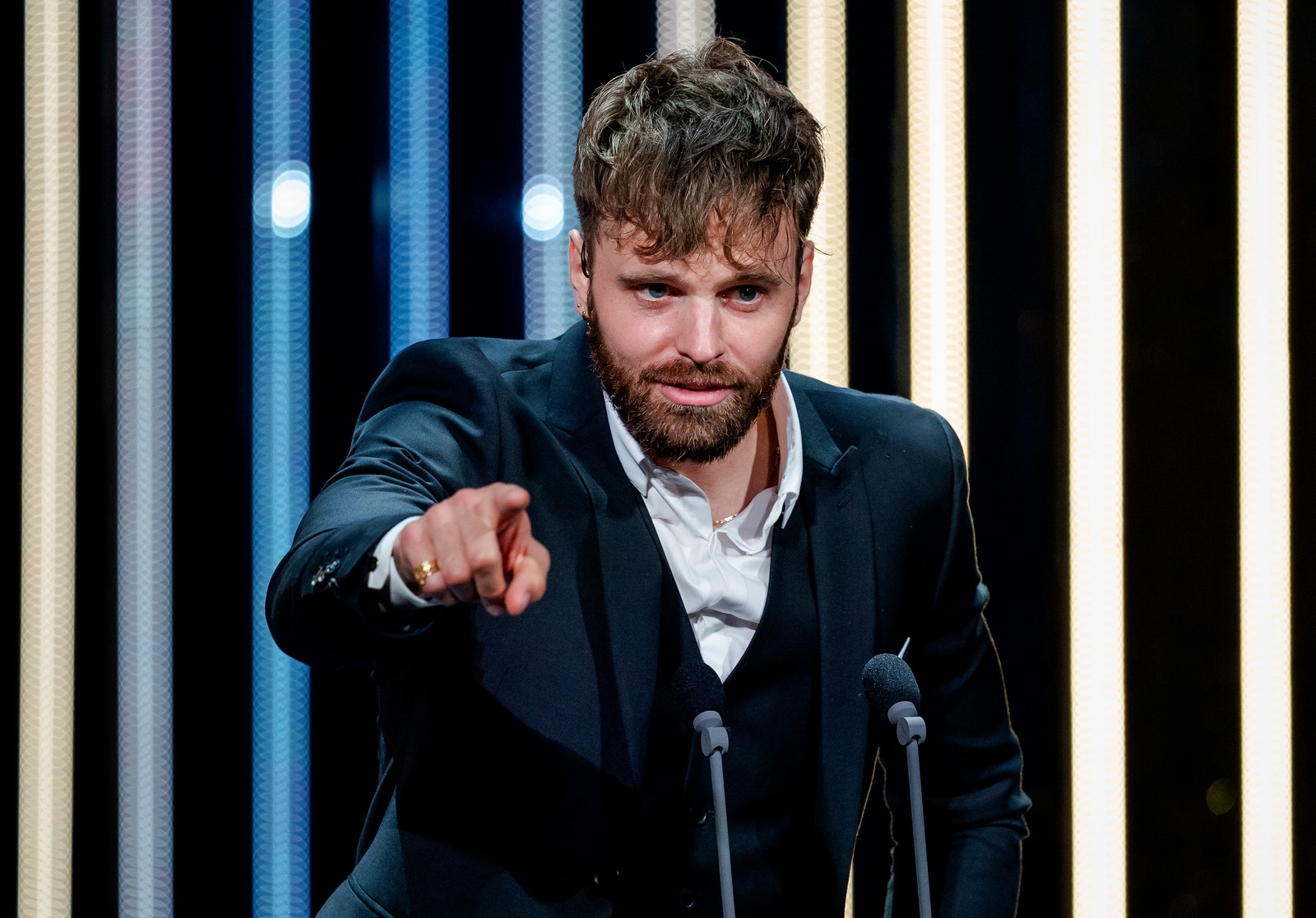 Deze presentator liet de bom ontploffen bij ‘The Voice’, en niet voor het eerst: wie is Tim Hofman?