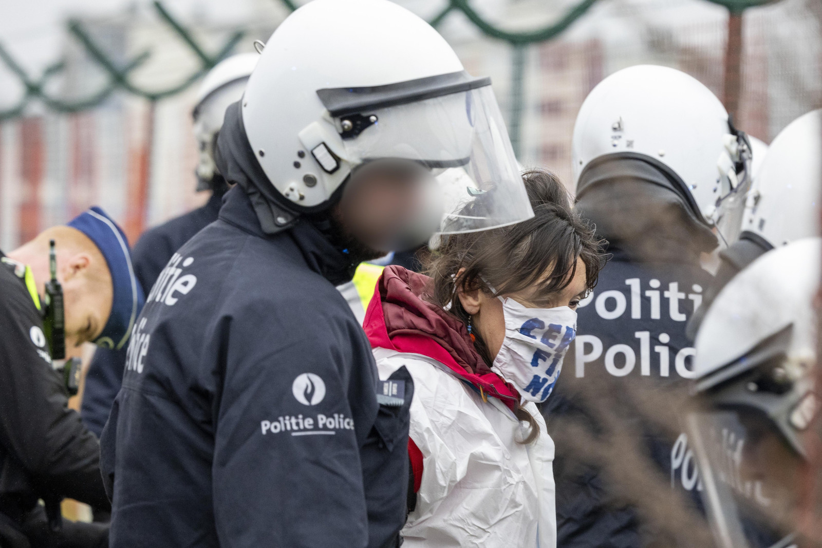 Wie zijn de klimaatrebellen van Code Rood? ‘Illegale dingen doen, dat ...