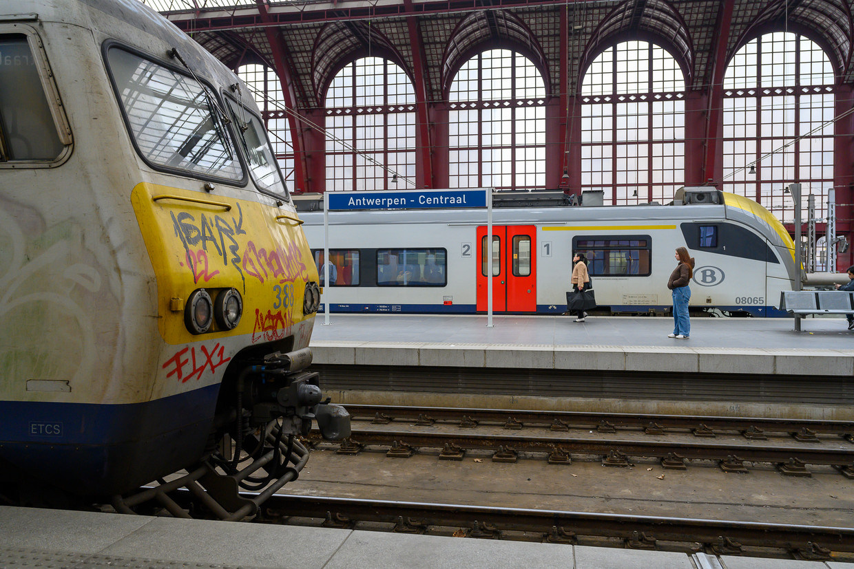 NMBS-werknemers klagen erbarmelijke omstandigheden op de trein aan: ‘Rijden hele dag rond met ...