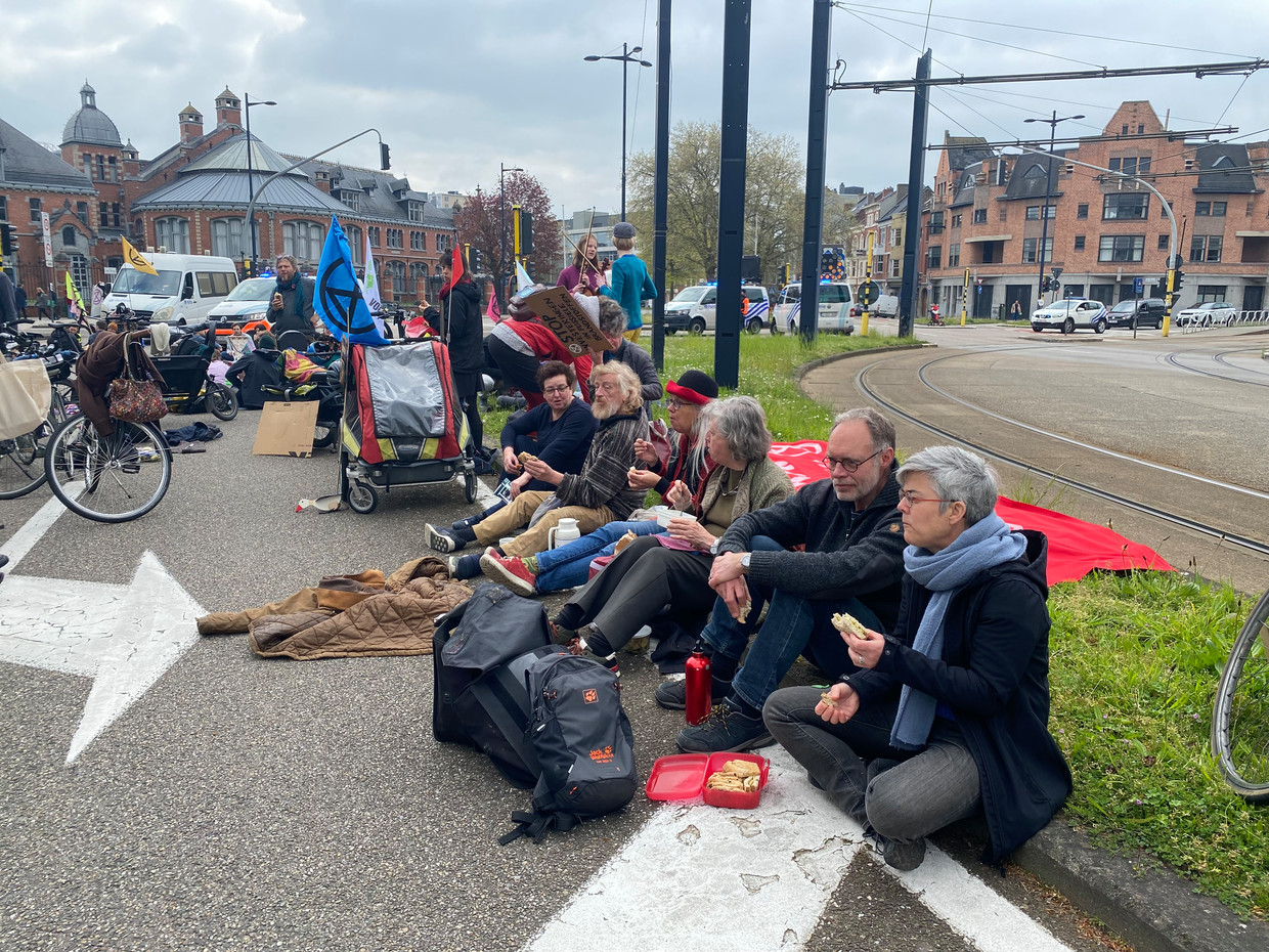 175 milieu-activisten blokkeren ring van Gent voor klimaatprotest