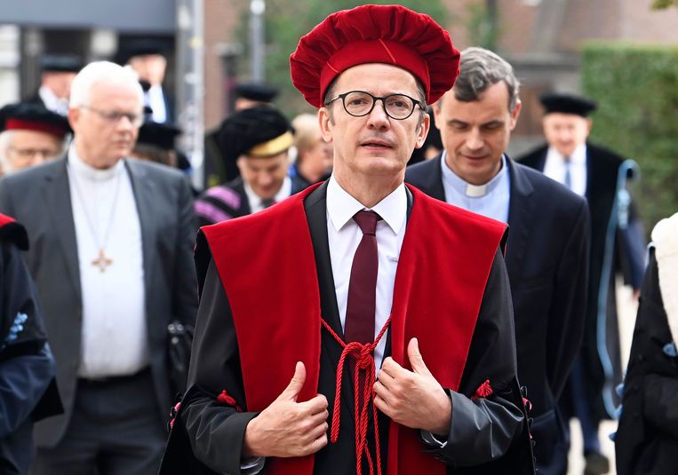 KU Leuven-rector Luc Sels loopt nierscheur op in Melbourne en moet ...