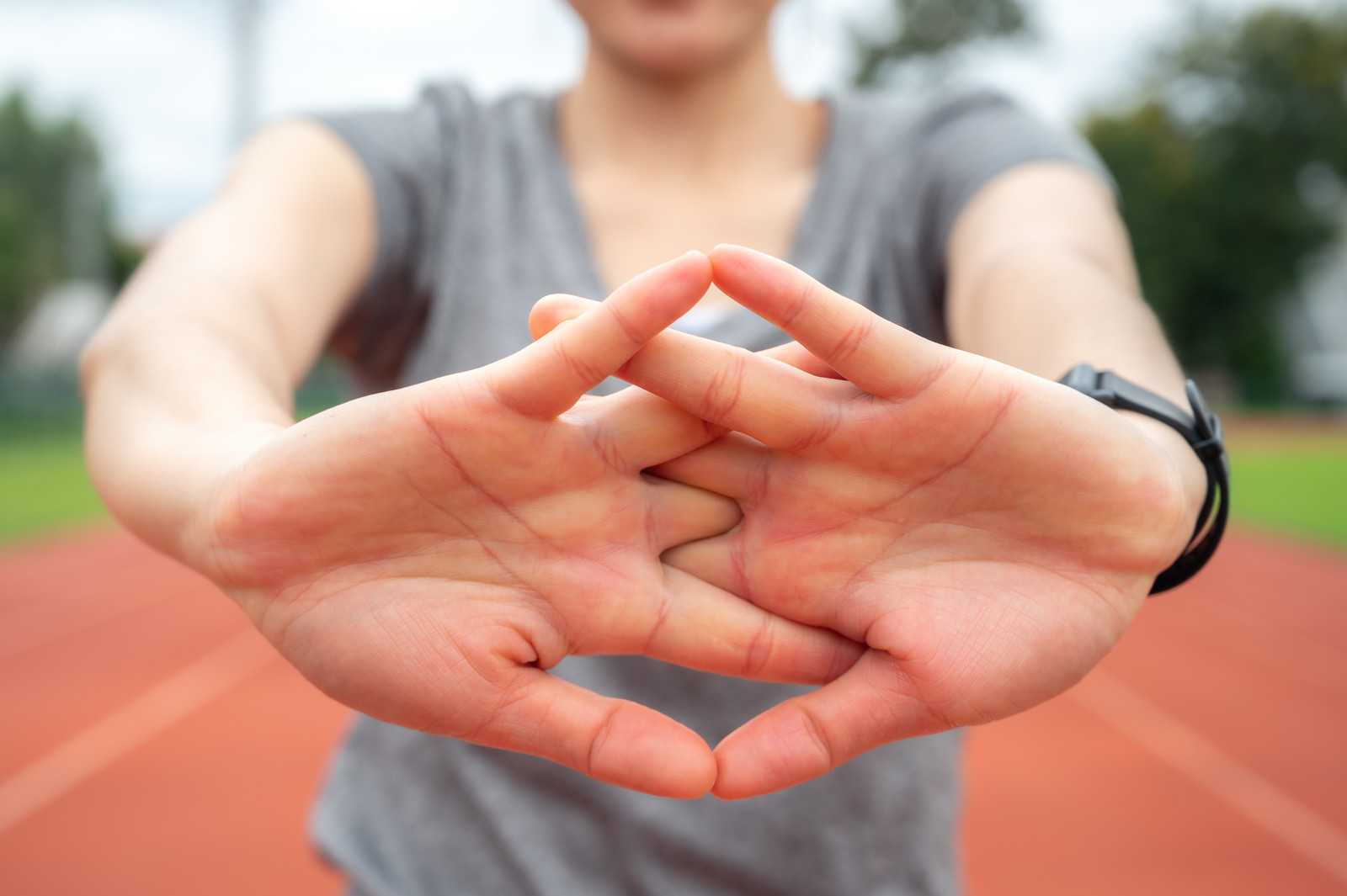 Orthopedisch chirurg ontkracht mythes over vingers ‘knakken’