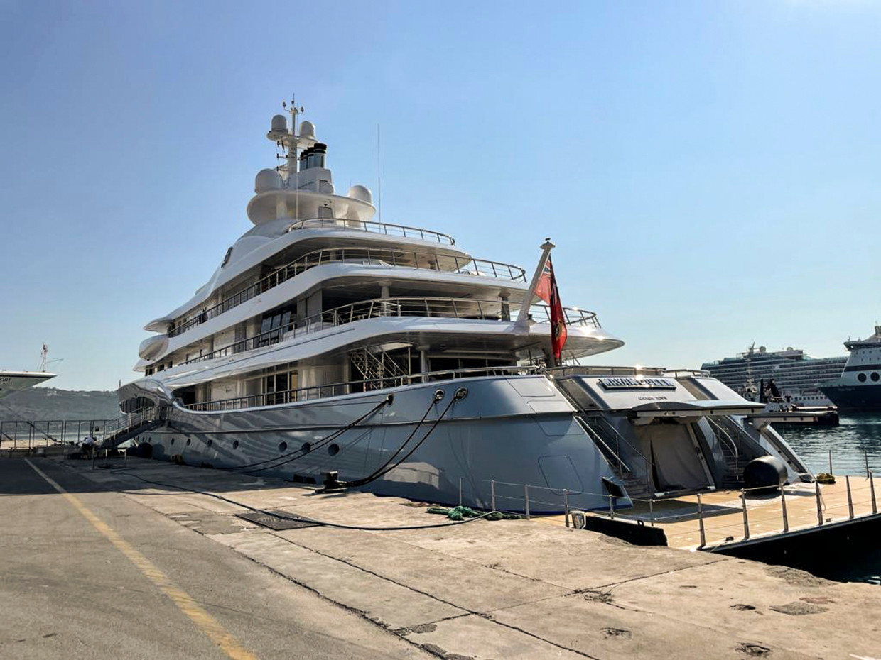 Een van de grootste jachten ter wereld schoot in actie bij scheepsramp ...