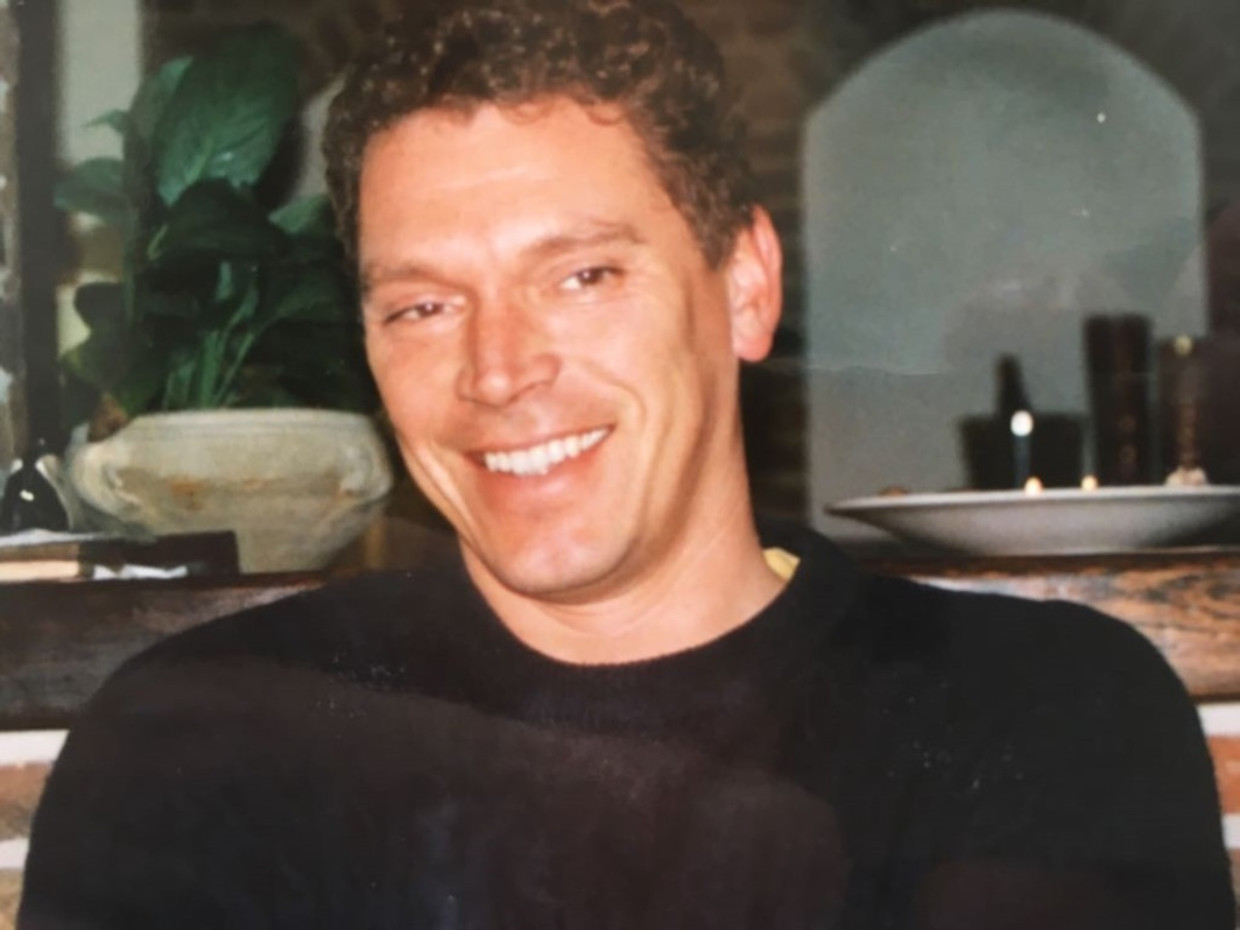 Wie vermoordde de populaire tennisleraar? Podcast trekt noodgedwongen ...