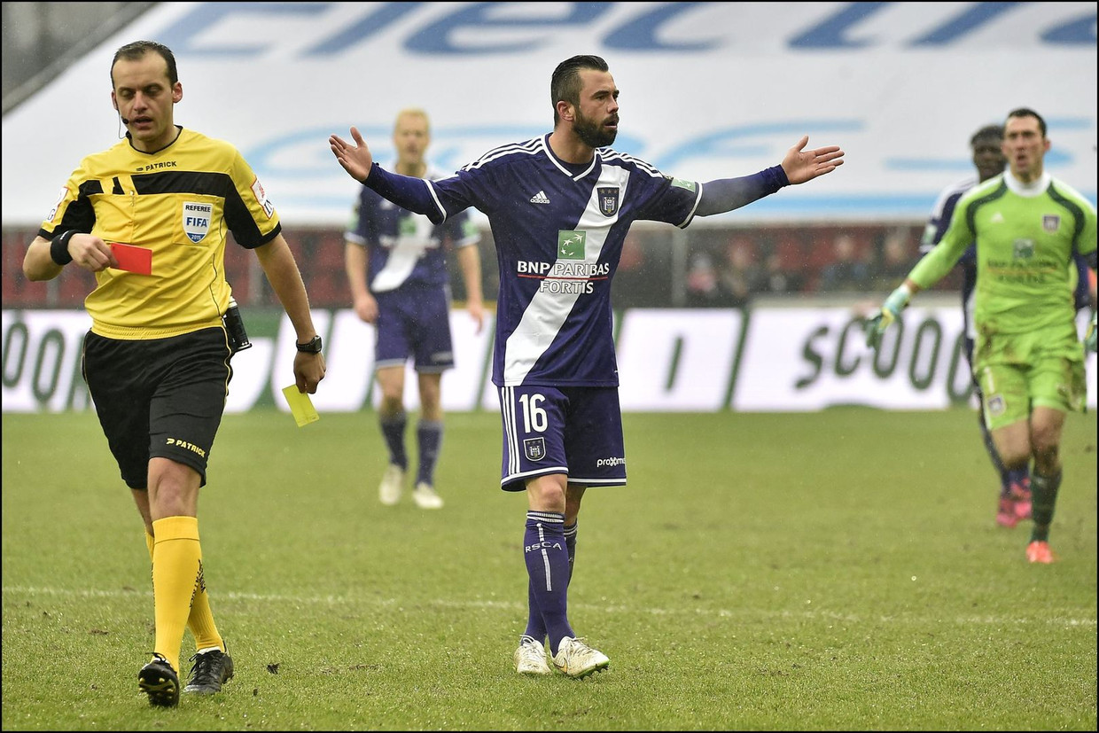 Steven Defour verrast: "Ik vond die tifo grappig" | De Morgen