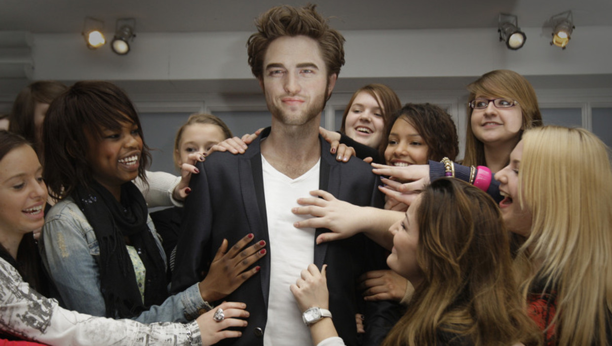 Knappe lookalike Robert Pattinson bij Madame Tussauds | De Morgen